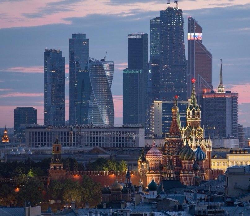 Cool view of Moscow: St. Basil's Cathedral and Kremlin in front of ...