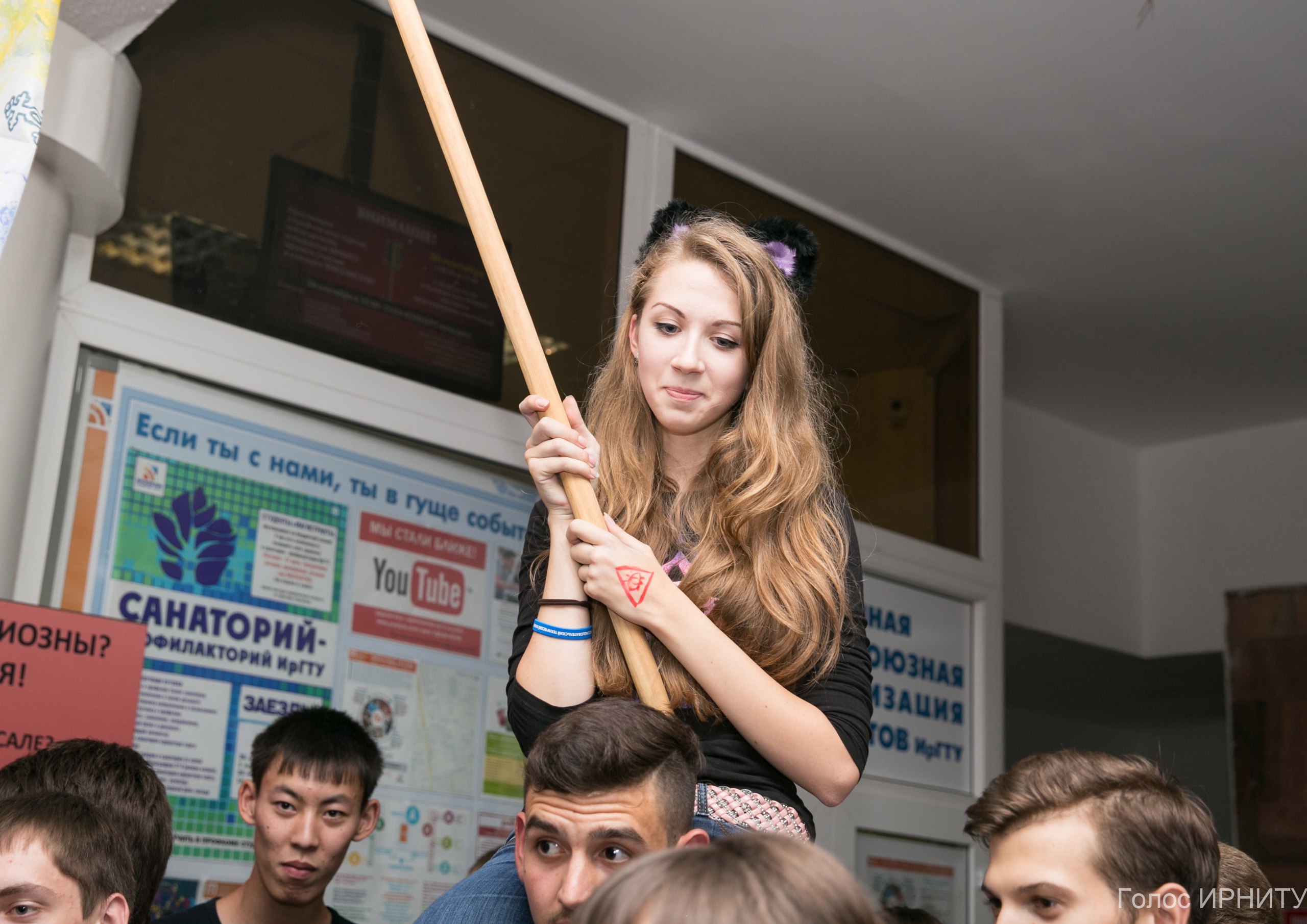 Ultimate shoulder rides / Russian students (wom)