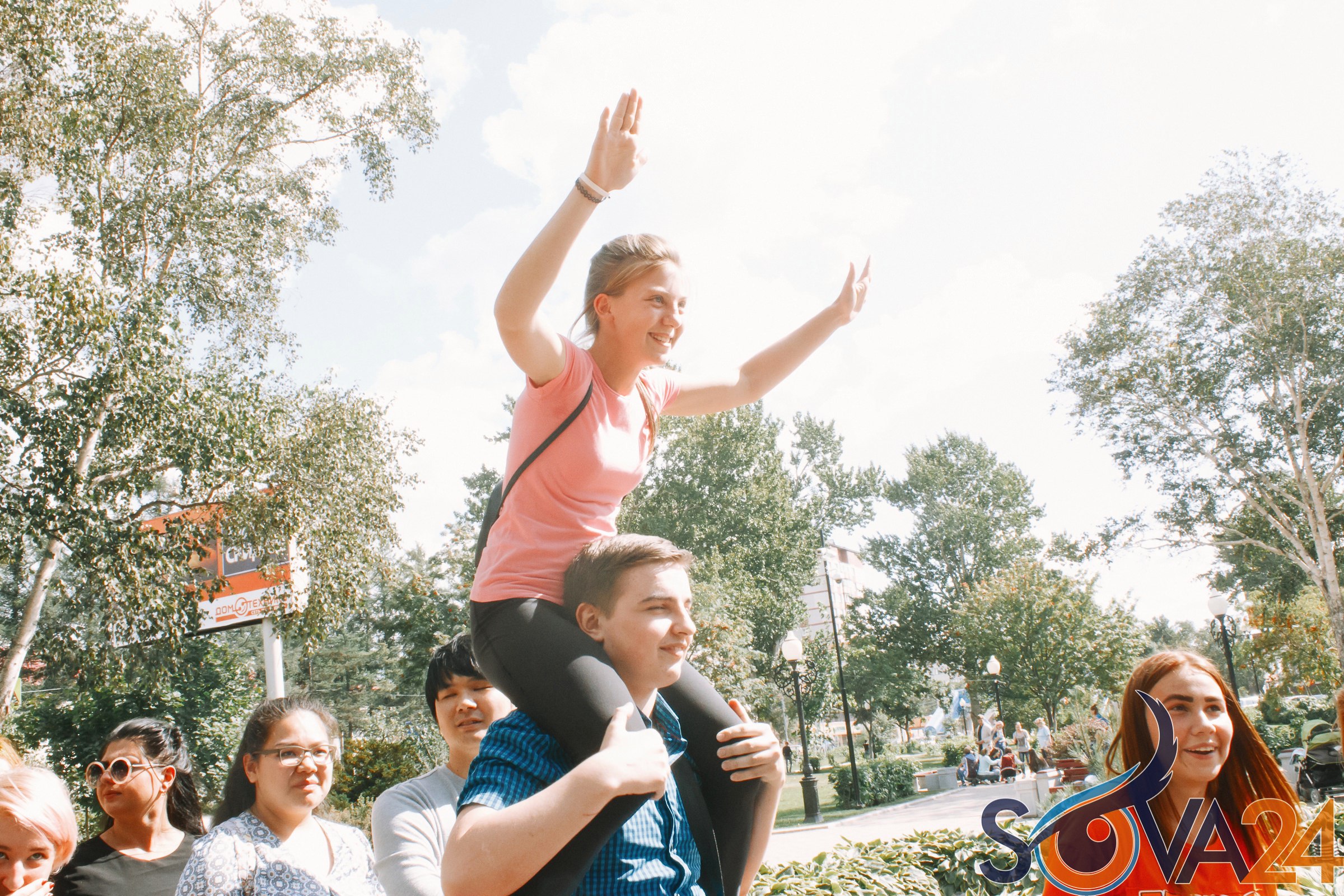 Ultimate shoulder rides / Russian students (wom)