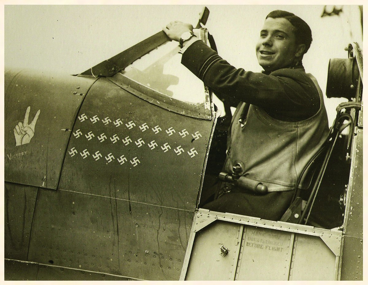 Tamiya Spitfire Mk.Vb (ранний) W3257 / FY-E, 611 эскадрильи, Flt / Lt ...