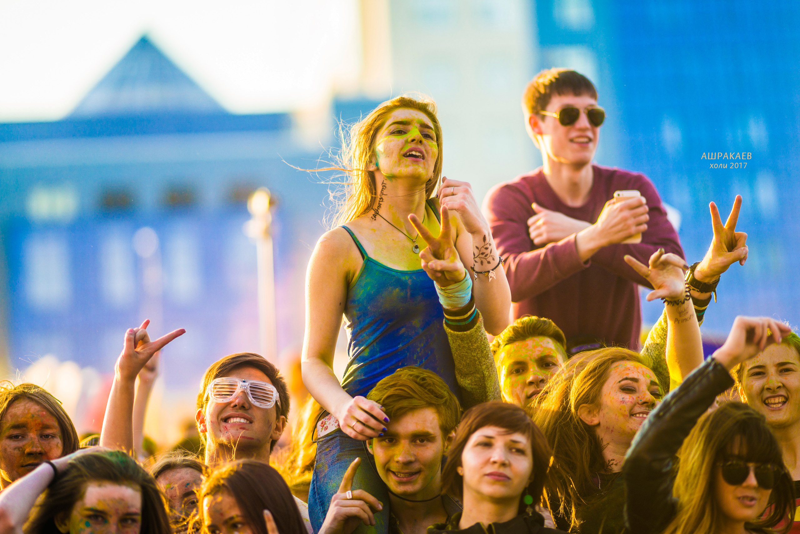 Ultimate shoulder rides / HOLI Color Festivals 2017 (Holi Run; Life In ...