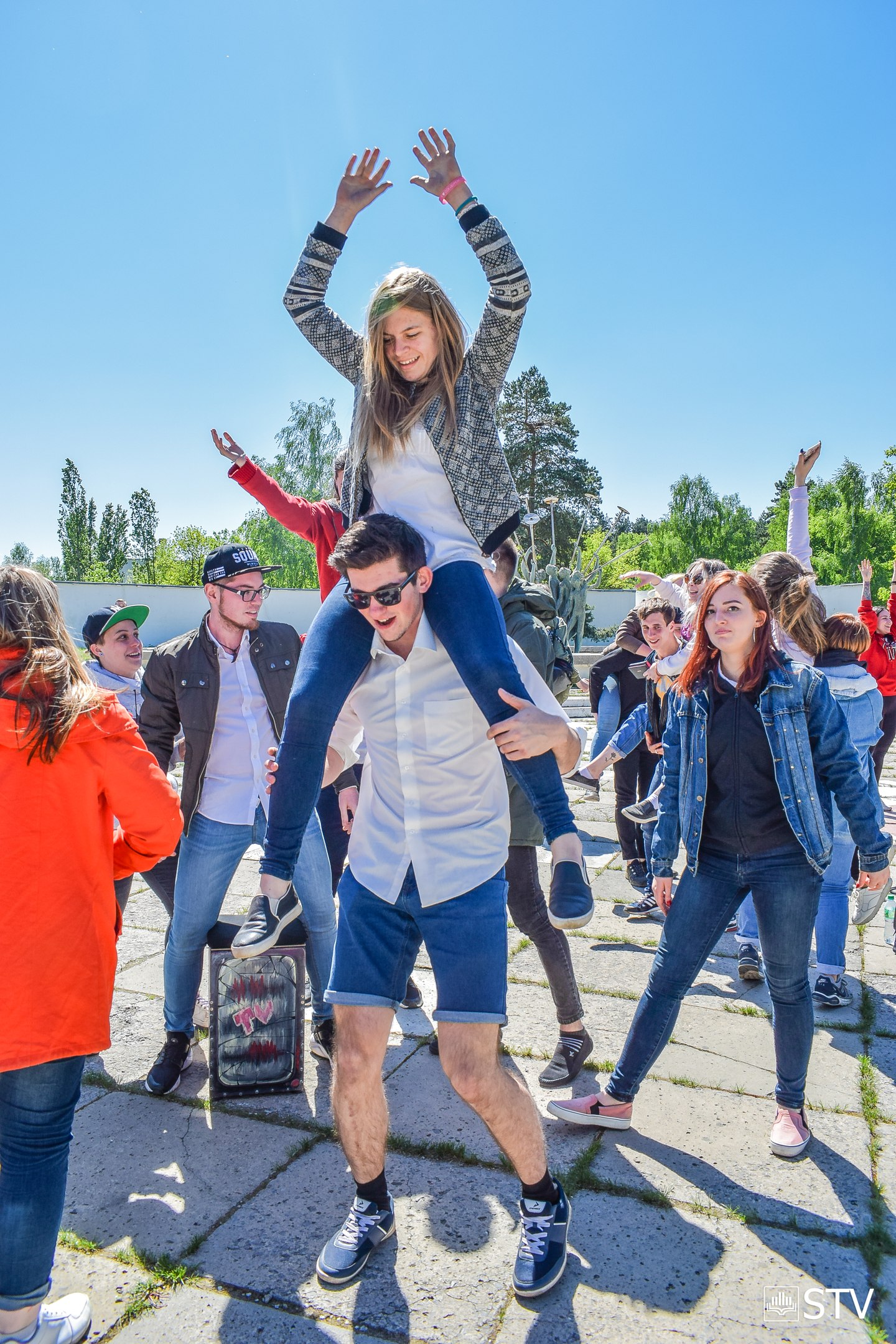 Ultimate shoulder rides / Russian students (wom)