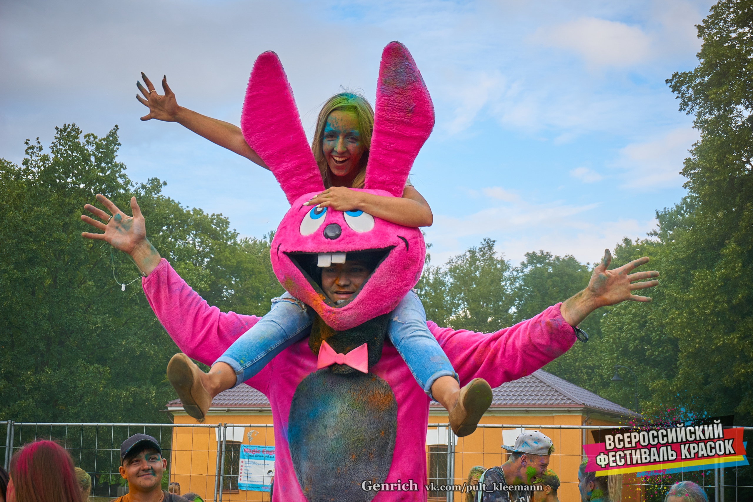 Ultimate shoulder rides / HOLI Color Festivals 2018 (wom)