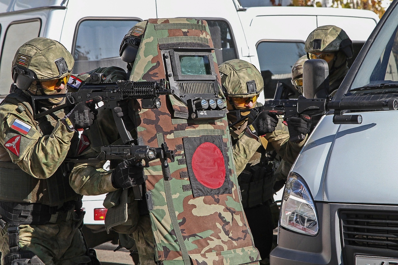 SOBR "Halzan" of the Rosgvardia, in Crimea. 2018 [1280 × 853] : r ...