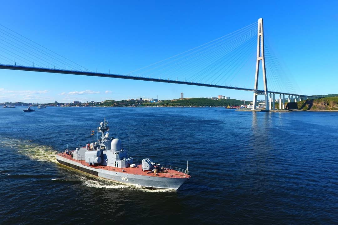 Tarantul-class corvette under Russian bridge in Eastern Bosphorus [1080 ...