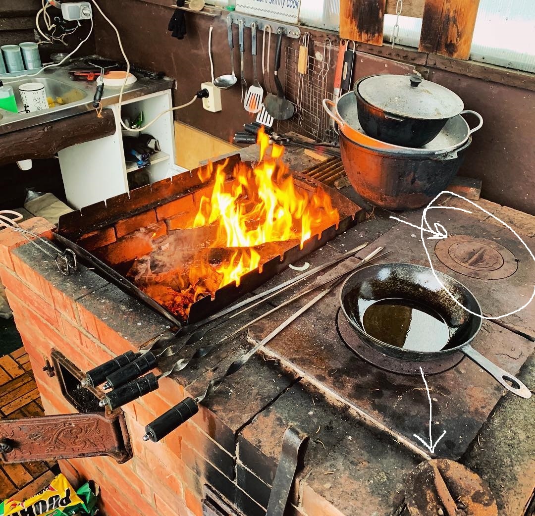 Cooking on an open fire in a cast iron pan. : r/castiron